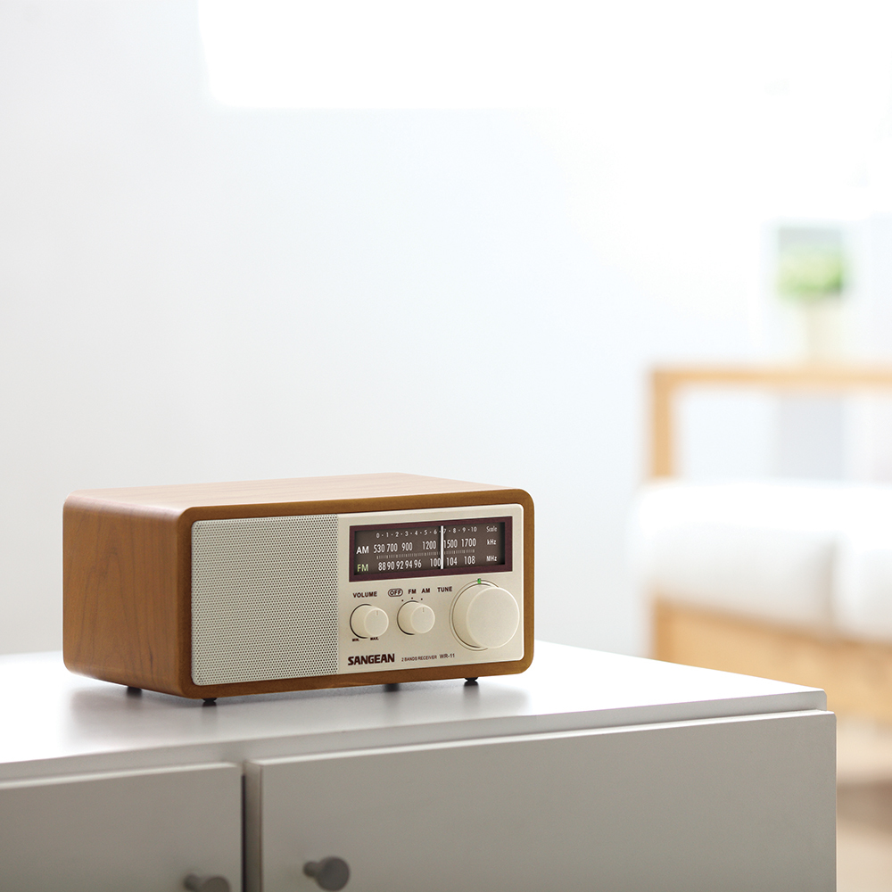 거실의 산진 WR-11 아날로그 탁상용 라디오